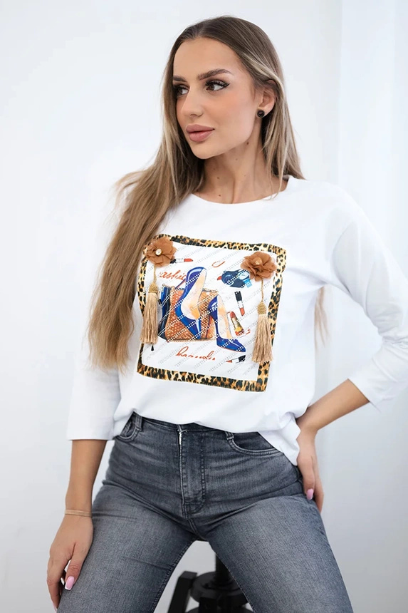 Blouse with graphics 3D and decorative pom pom white. Bluzki. Hurtownia ...